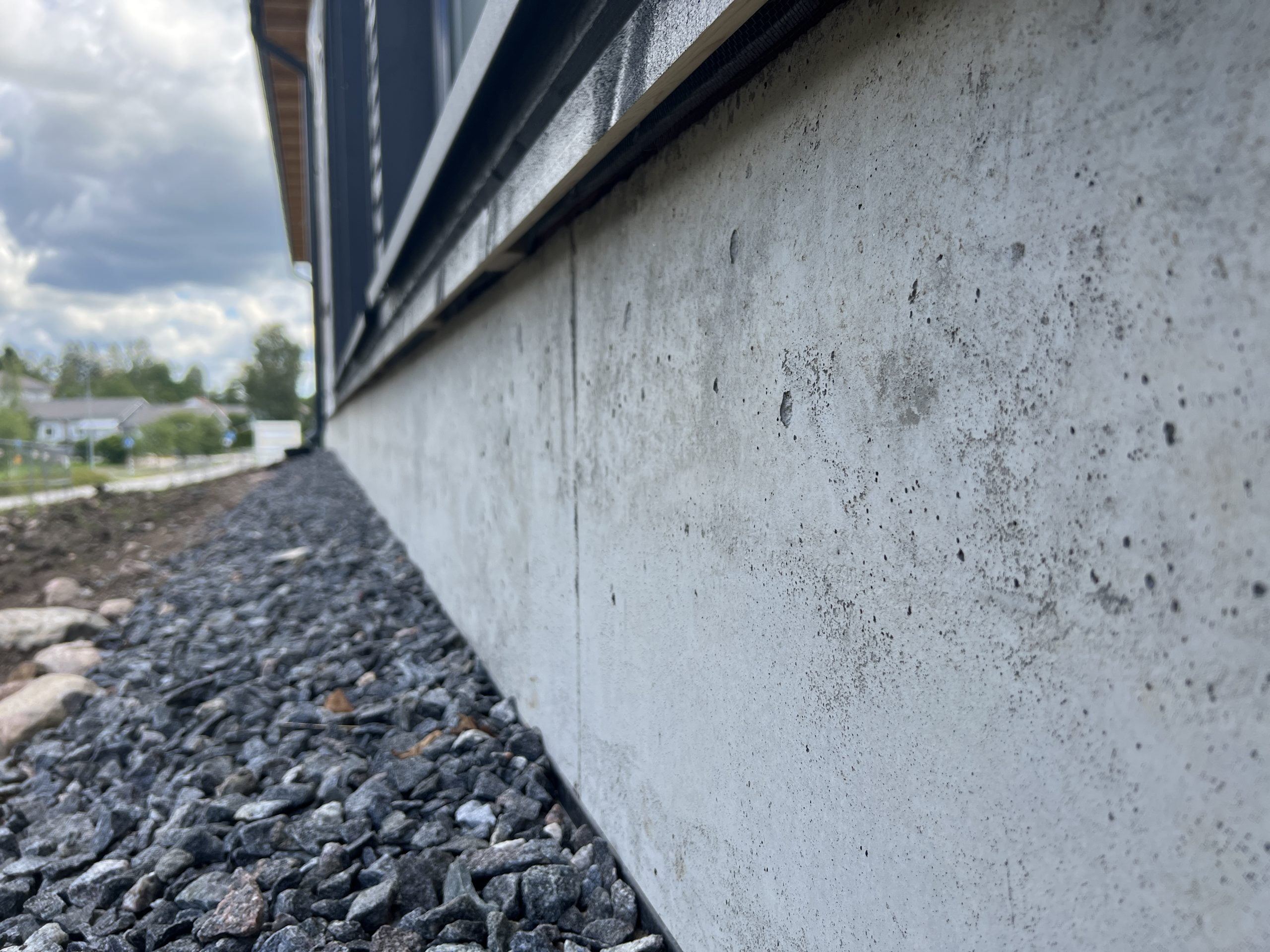 Sokkelin maalaus - Teplar Oy